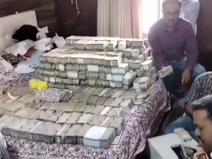 17 crore in cash, 14 kg of gold and 200 kg of silver were seized from ...
