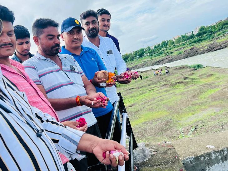 As the ghee dam of Khambhaliya overflowed, new water was worshiped; A ...