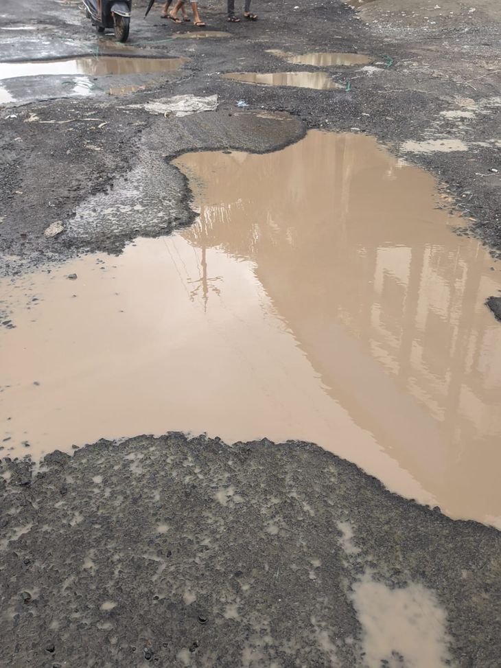 Flooding of rain water on Vapi Dungara roads | હાલાકી: વાપી ડુંગરાના ...