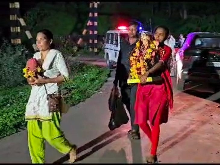 After the vigil at Ankleshwar, devotees bid farewell to Vajate Gajate ...