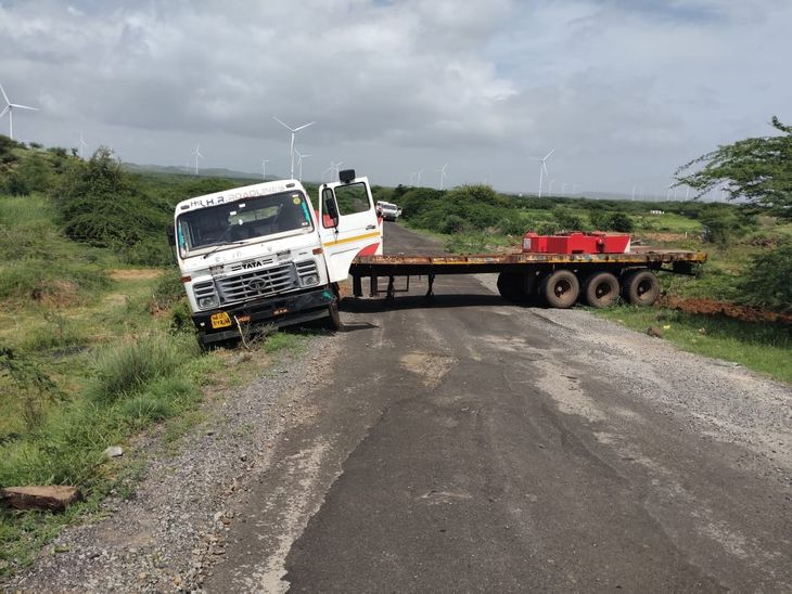 An uncontrollable giant trailer overturned on Lakhpat's Dayapar Meghpar ...