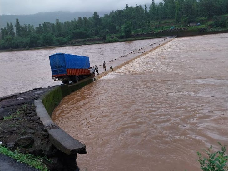 The tempo got stuck while crossing the low-level bridge over the Par ...