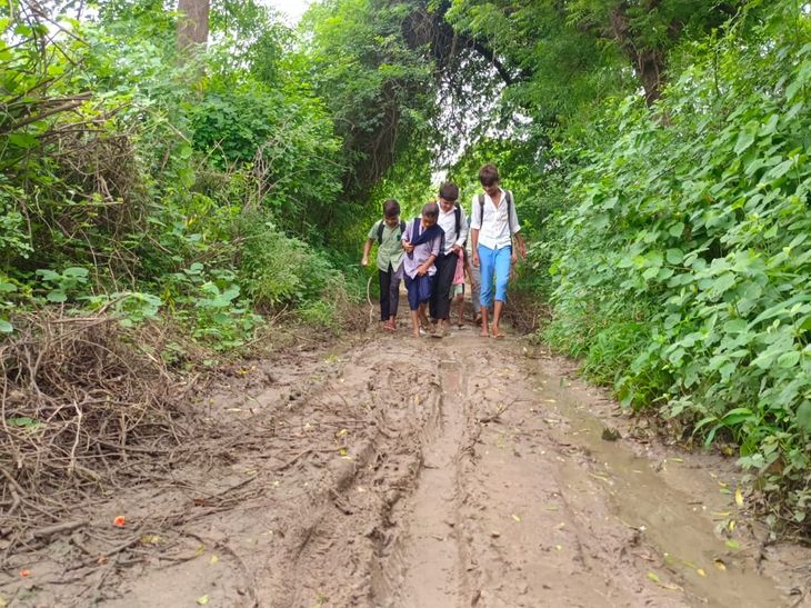 People of Disa's Kanjara village forced to walk in mud; No action on ...