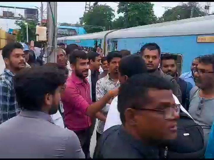 Lack of space for pass holders joining LBH coach in Flying Rani train ...