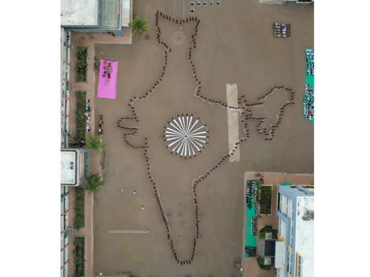 300 students of Jai Sardar School in Gondal created a map of India and ...