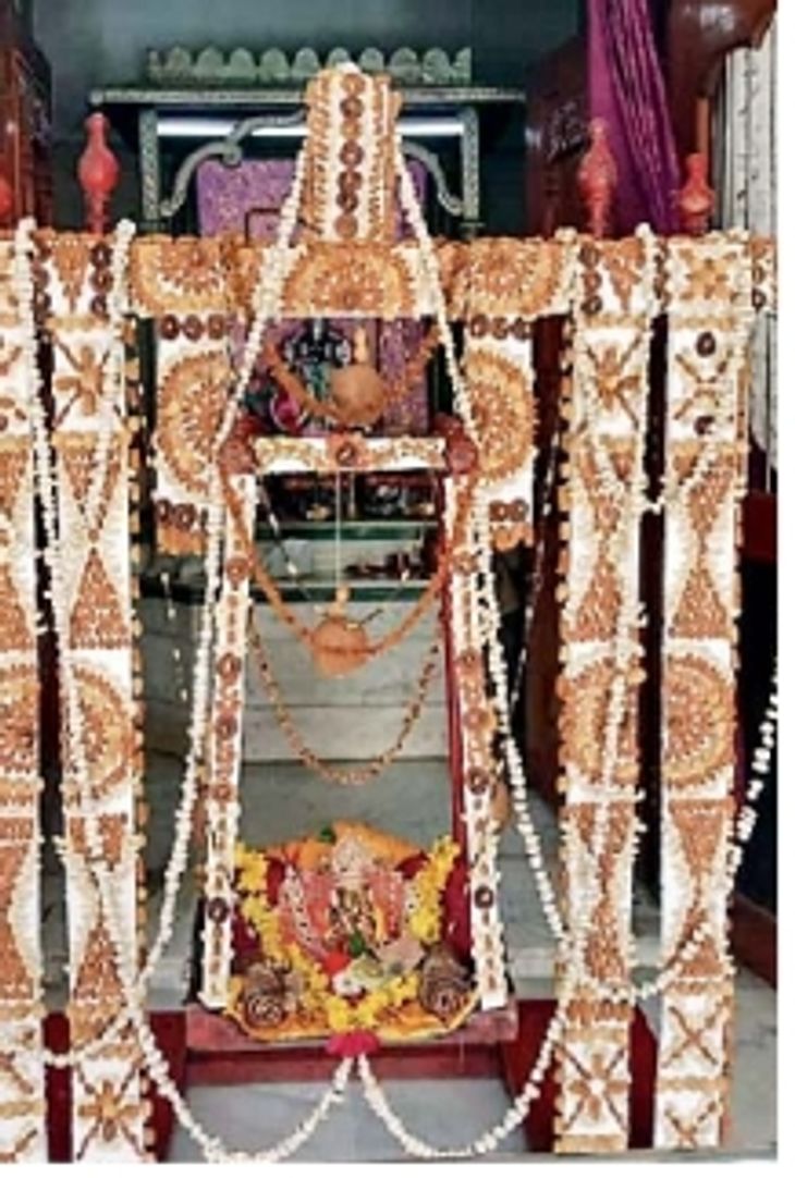 A carousel was decorated with 10 kg of dry fruits in the Ranchodji ...