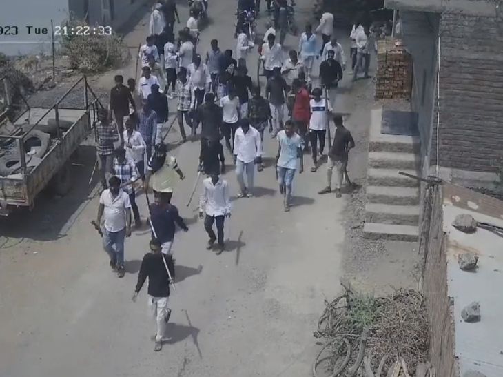 Caught in the CCTV footage of a gang carrying a stick | ધોકા-લાકડી લઇને ...