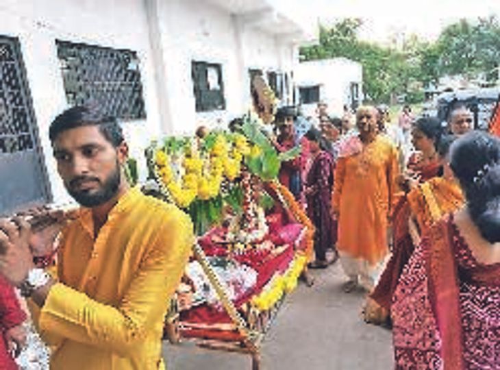 A palanquin procession of the legendary Nilakantha Mahadev of Bharuch ...