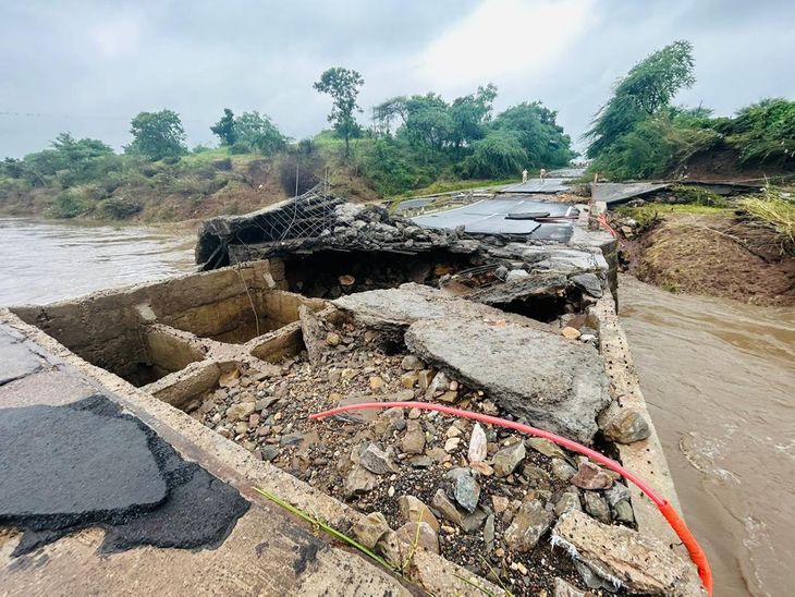 The slab of Tantroli Bridge near Lunawada from Ghodapur in Mahisagar ...