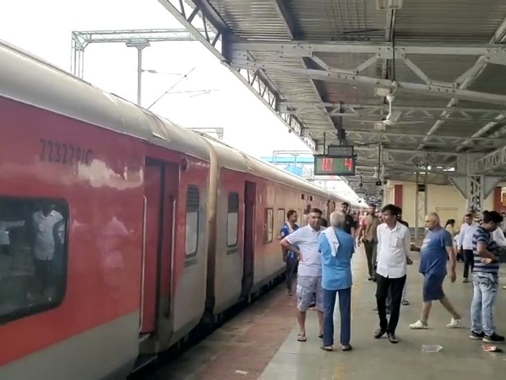 Kutch Express stuck at Viramgam and Sayaji train at Dhragadhra ...