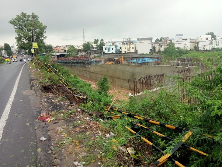 A side railing collapsed on the highway passing near the over bridge in ...