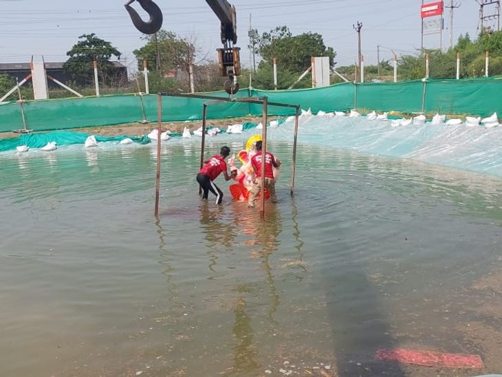 1600 Ganesha idols were released in Kutrim Kund of Jamnagar Municipal ...