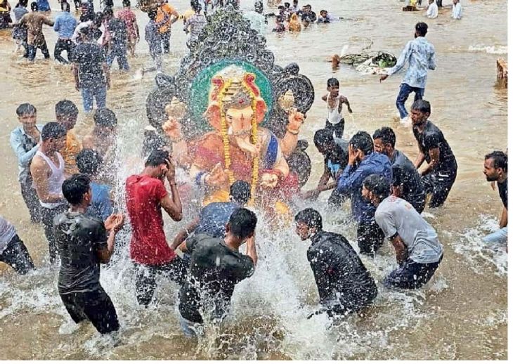 Immersion of large Ganesha idols of Palanpur in Banas river bed where Vishweshwar temple is ...
