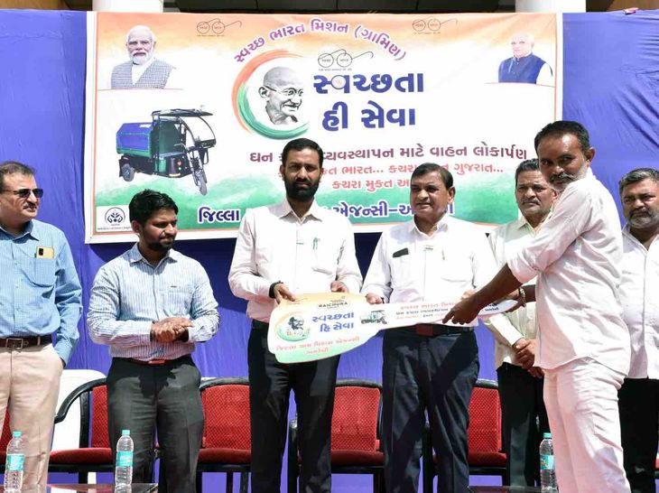Deputy Dandak Kaushik Vekaria presented e-rickshaws to 25 Gram ...