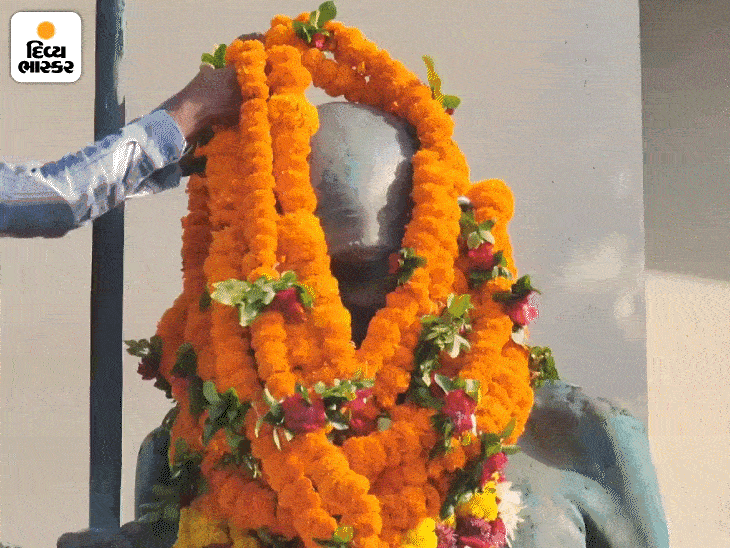 Spectacles fell as leaders garlanded Bapu's statue on Gandhi Jayanti in ...