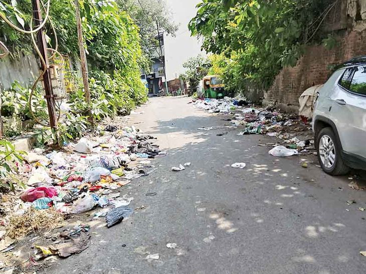 During the cleaning campaign in Navsari, the street of the municipality ...