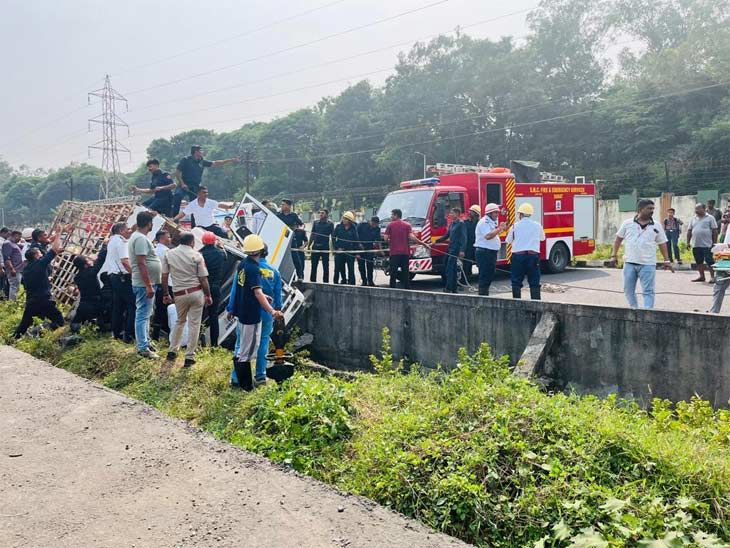 A 216 gas cylinder loaded tempo overturned on Hazira Road, the driver ...