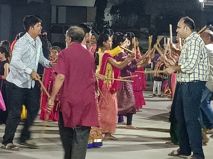 Aarti and Garbano were performed by the devotees in Gunatit Residency ...