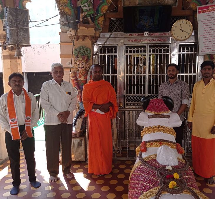 Swami Amit Yogi, who left Ayodhya for Dwarka's padayatra, is honored in ...