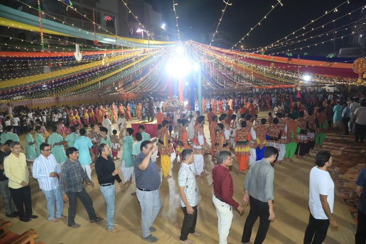 Sharadotsav was celebrated in Vadtaldham with five Aartis, Raas | ઉજવણી ...