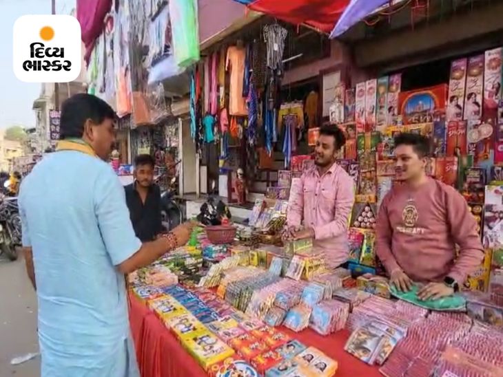 Dr. Kuber reached Dindor to wish Diwali to the traders in Santrampur ...