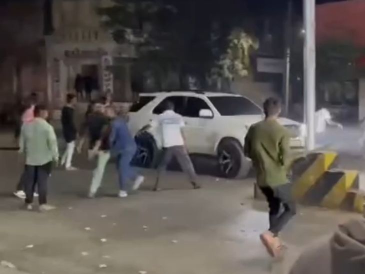 Clash between two groups over bursting firecrackers | ફટાકડા ફોડવા ...