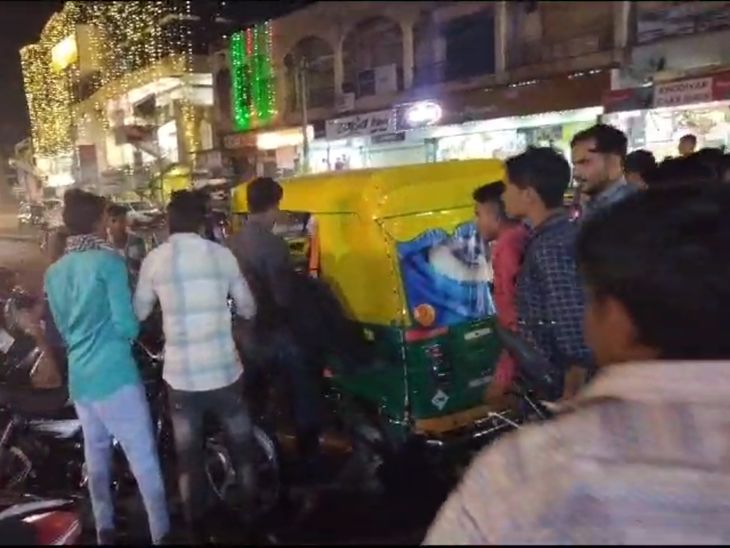 Rickshaw overturn accident near Lions Hall in Disa, injured driver ...