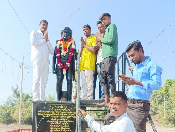 A wreath-laying program was held on the occasion of the birth ...