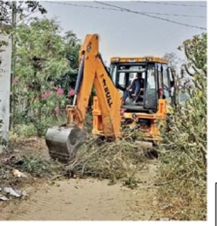 In Rupal of Vadgam, 13 roadblocks obstructing the roads of the ...