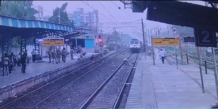 While crossing, the old man hit the tracks and the Surat-Bandra ...