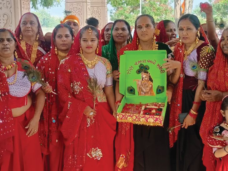 The first kankotri of Ahirani Maharas was offered at the feet of ...