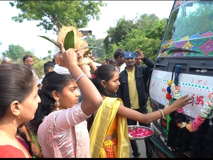 Hindoliya village of Lunawada gave a traditional welcome to Garanti's ...
