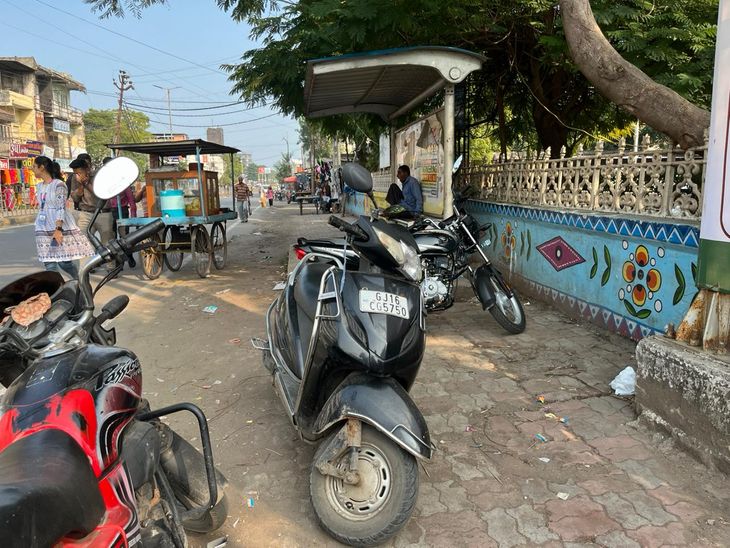 City bus stand in Bharuch, no stand at all, | આડેધડ પાર્કિંગ: ભરૂચમાં ...