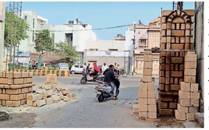 The infamous Bhupat built a gate in Bedipara without permission ...