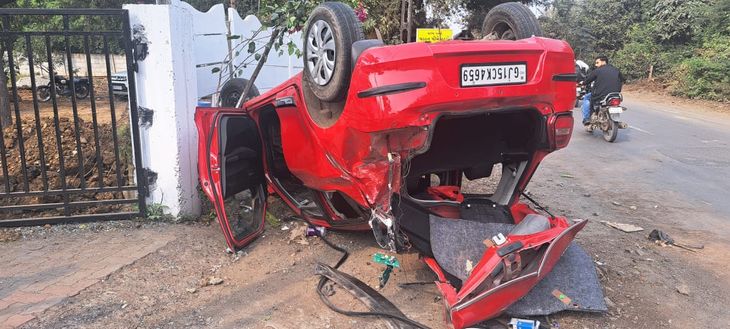 Car overturns while going for a stunt in Vapi, four injured | દુર્ઘટના ...