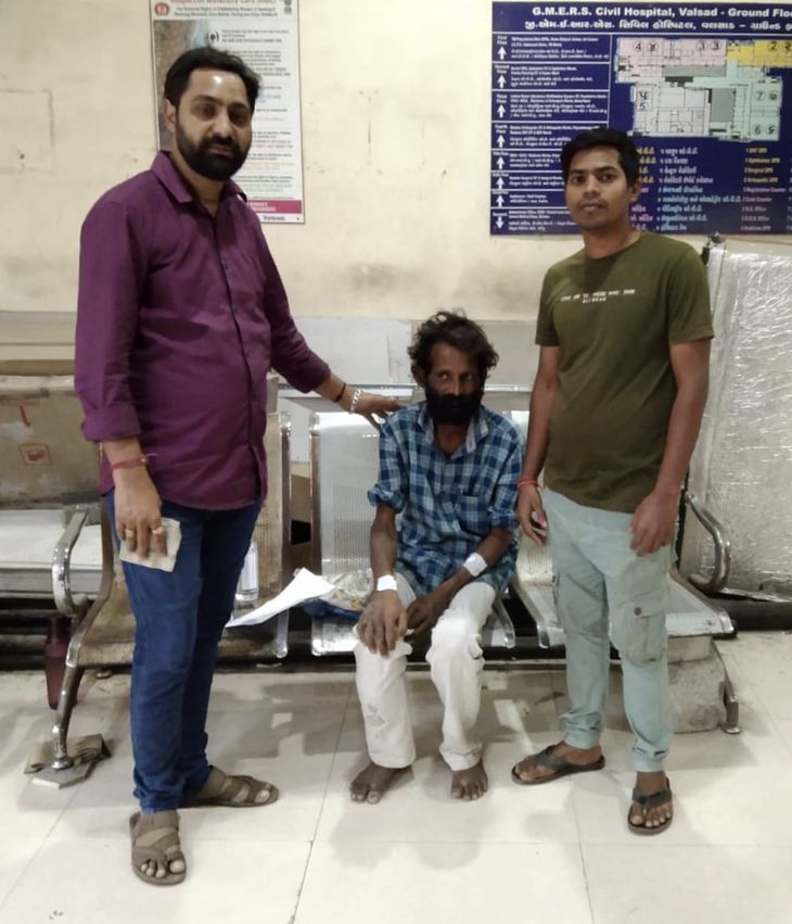 Vapi's ray bathed Isama, who was weak like a beggar, dressed him and ...