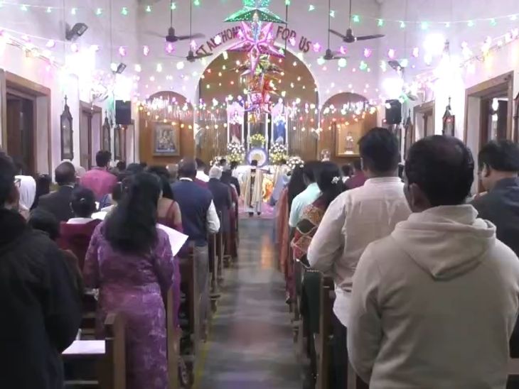At 12:00 pm in Valsad, Jesus' birth day was celebrated at the church ...