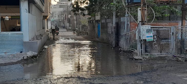 Sewage train on the roads of Botad city: Stay away from the stench ...