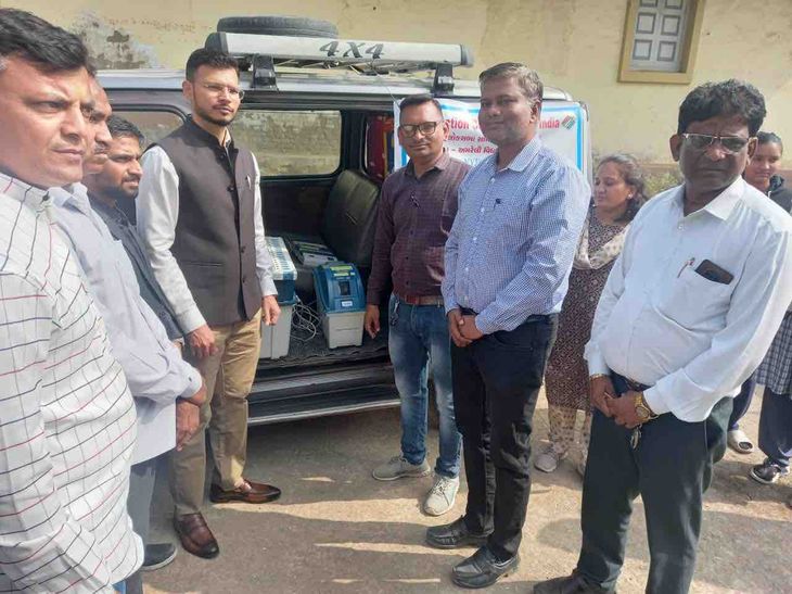 In Amreli's Devarajiya and Vitthalpur, Collector Ajay Dahiya visited the EVM guidance chariot ...