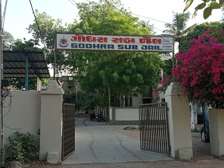 Two mobile phones hidden in an electric strip were found in a subjail ...