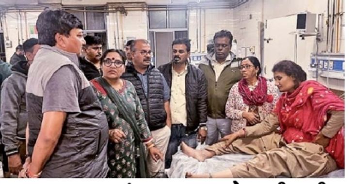 Icer-bus hits after container divider jumps, 15 injured as bus plunges ...