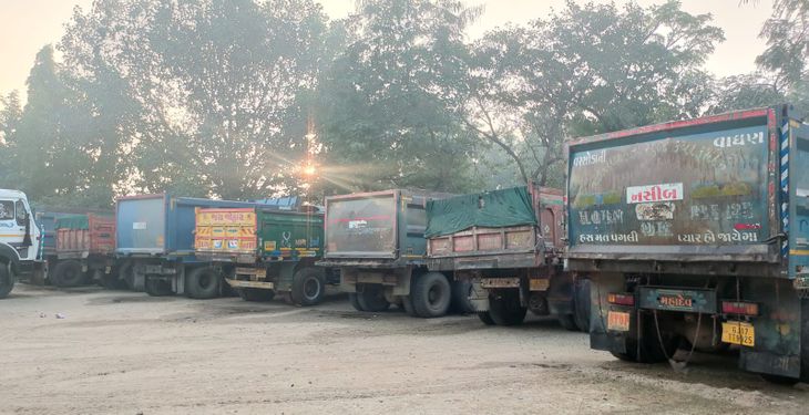 Morwa Hadaf Mamlatdar seized 9 dumpers loaded with sand and 1 tempo ...