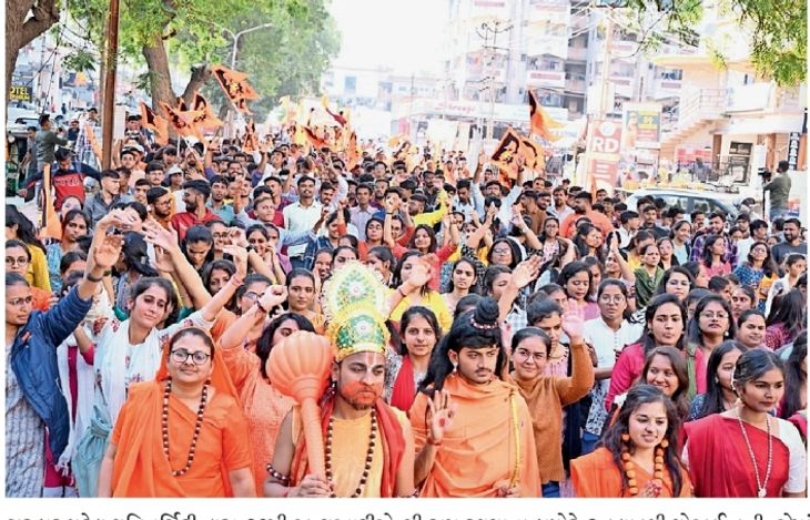 Shri Ram Rath Yatra started in Anand- Vidyanagar | ઠેર ઠેર પુષ્પવર્ષા ...