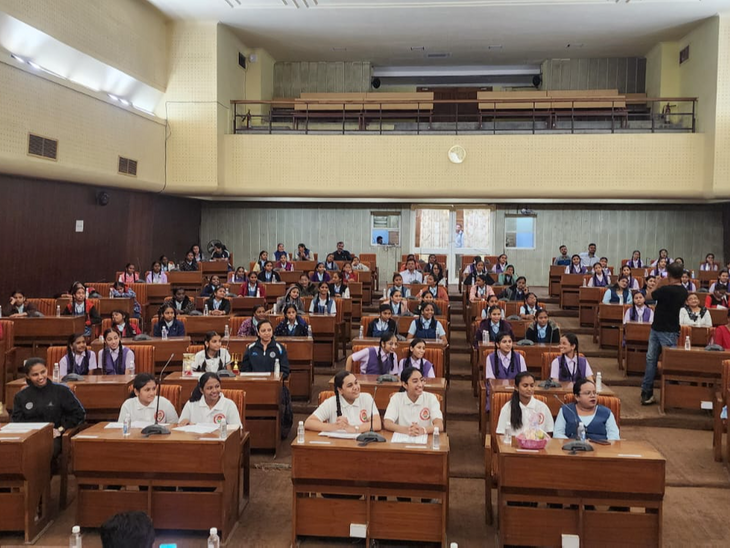 A daughter became the acting mayor in the general assembly hall of the ...