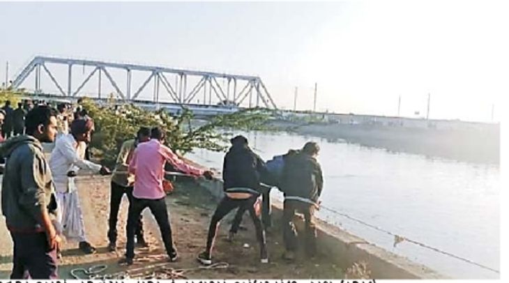 A couple from Mera village in Bhabhar jumped with their son in a canal ...