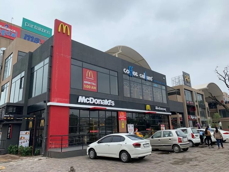 2.42 lakh stolen from a fast food store in Solaris Mall in Anand ...