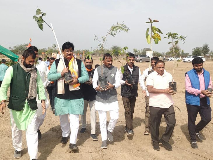 Vejalpur MLA visits Shri Ram One, plants 14 trees and offers them to ...