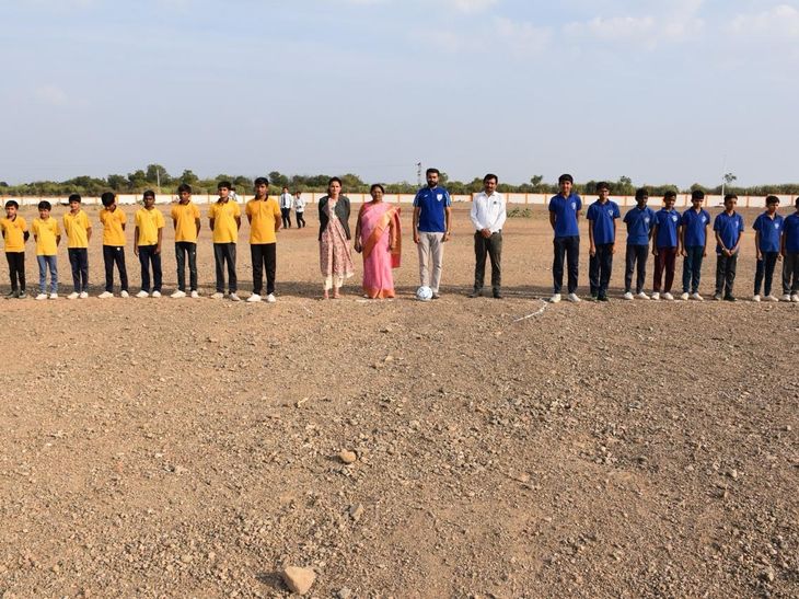 Botad Jawahar Navodaya Vidyalaya distributed footballs to students from ...