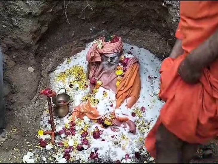 Mahat Shyamgiri Swami of the legendary Mardeshwar Mahadev temple at ...