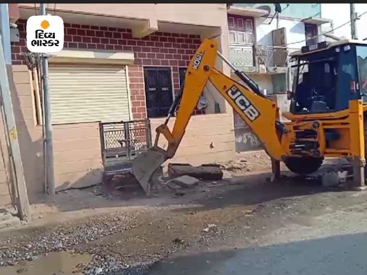 A bulldozer rolled over an area of 4 km | 4 કિમી વિસ્તારમાં બૂલડોઝર ...